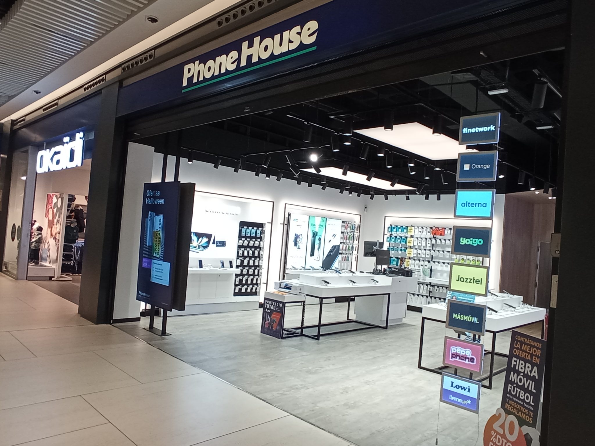 Acércate a estas tiendas Phone House y llévate un regalo seguro